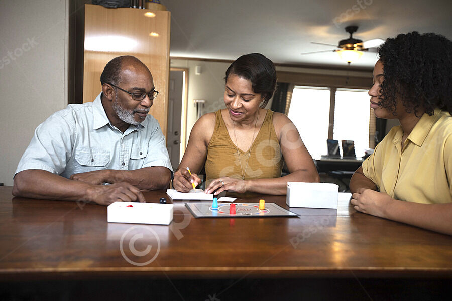 african-american-family-playing-board-game-pocstock